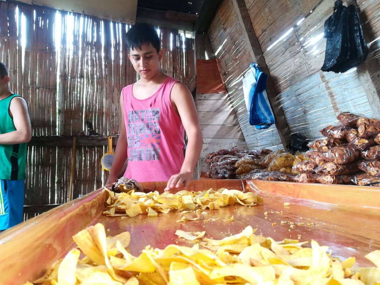 No tenían empleo y ahora toda la familia se dedica a hacer chifles ...