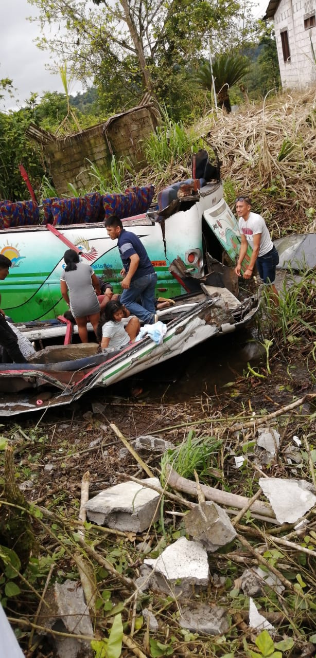 Santo Domingo Dos Muertos Y 15 Heridos Por Vuelco De Bus Infórmate