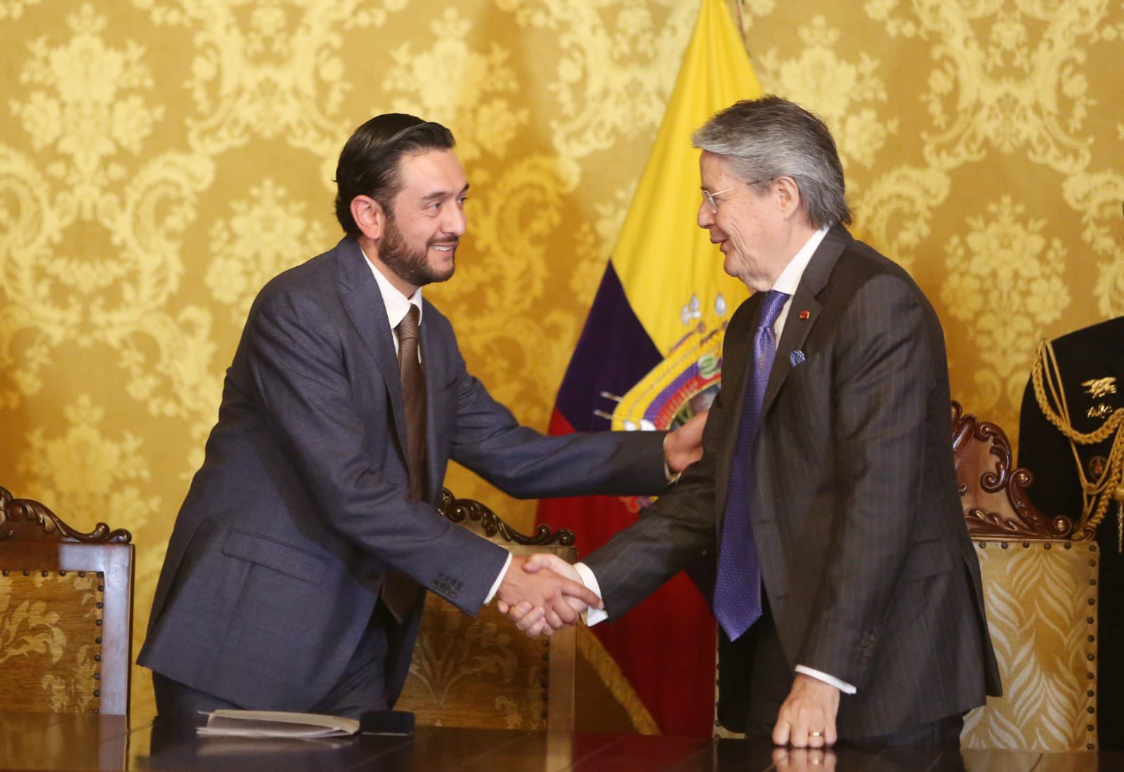 ECUADOR Lasso posesiona al nuevo Ministro de Producción, Comercio ...