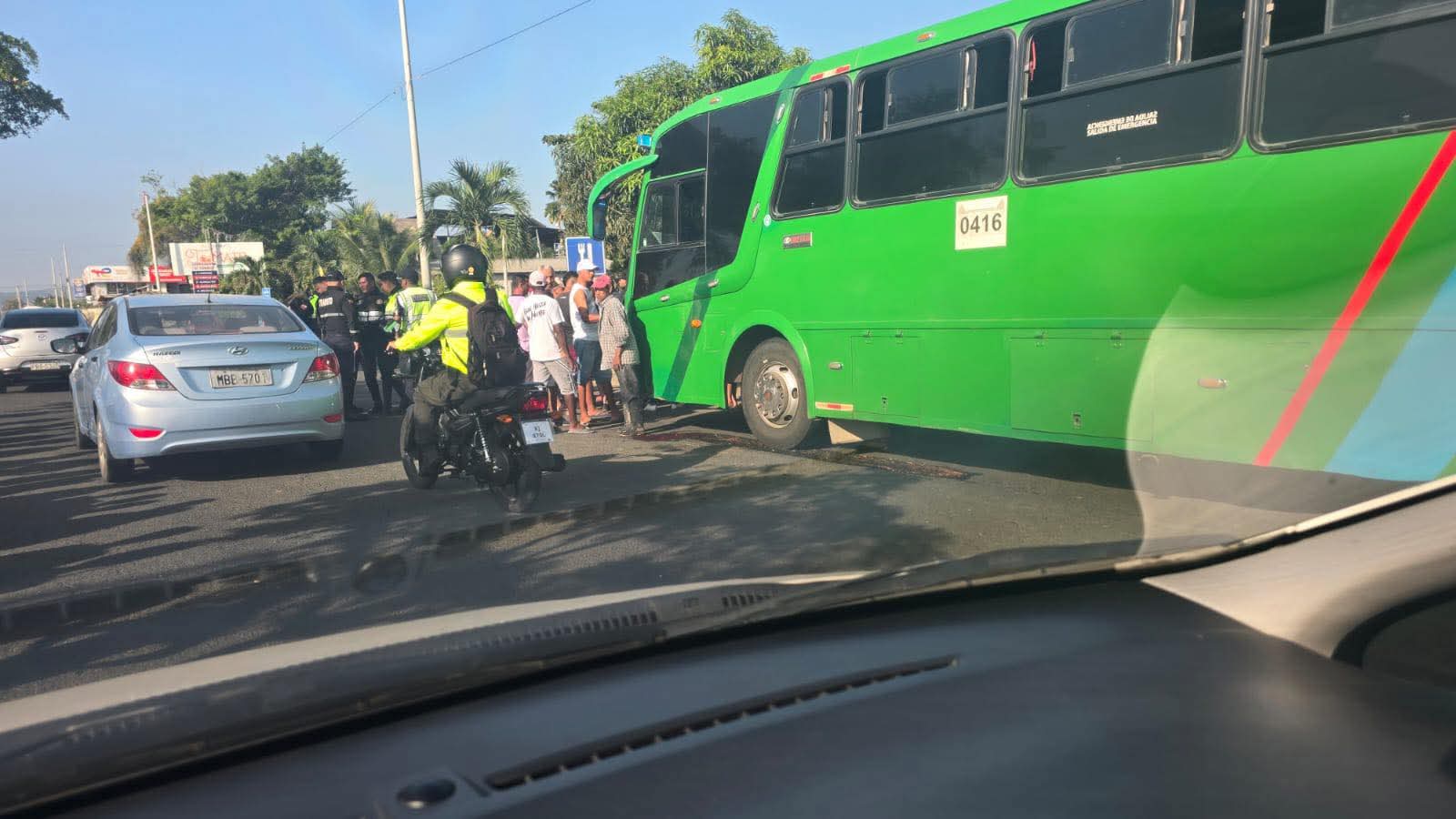 MANABÍ Mujer fue 4tr0pell@da por bus de la cooperativa Higuerón en la ...