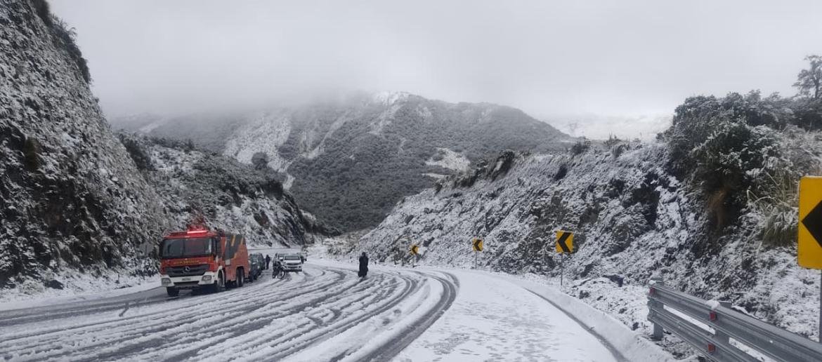 ECUADOR Nevada sorprendió a conductores en la vía Baeza–Quito - Infórmate Manabí Periodismo Digital